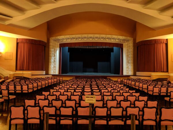 How to select the perfect screen setup for your auditorium - Versatech